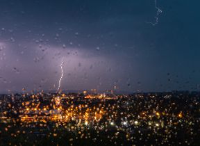 3 tips for staying safe in lightning - Met Office